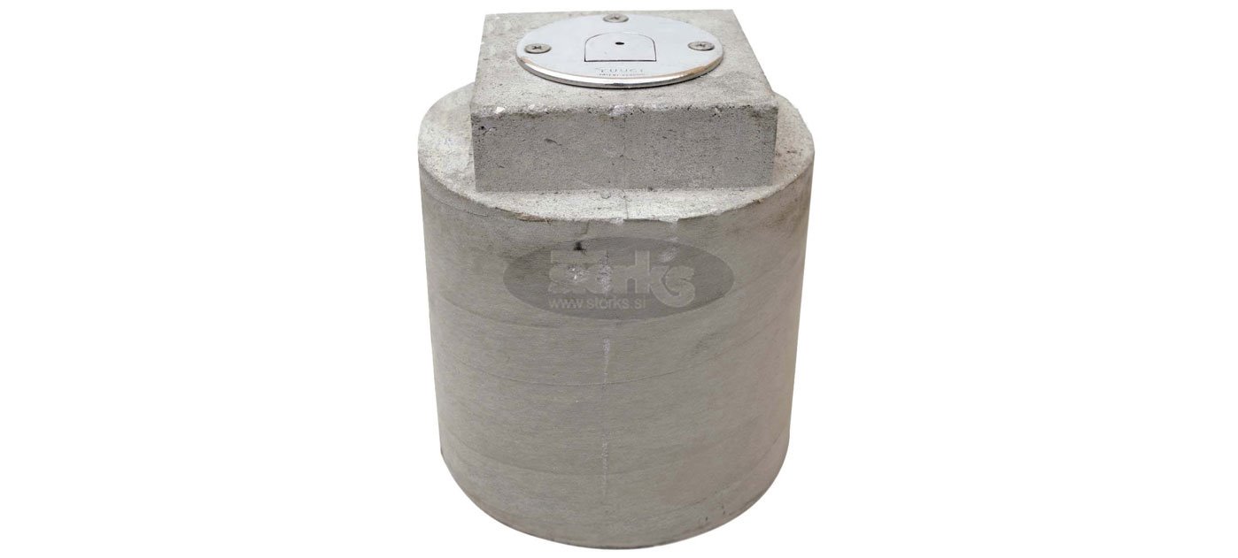 Ground socket with concrete